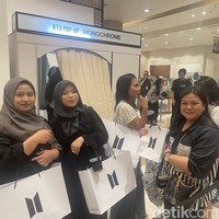 Potret Wajah Bahagia ARMY Beli Merchandise BTS POP-UP: MONOCHROME IN JAKARTA