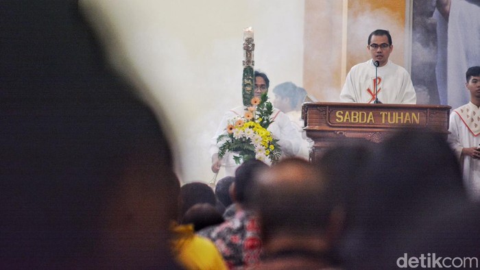 Potret Ribuan Jemaat Khidmat Ikuti Misa di Gereja Kristus Raja Surabaya