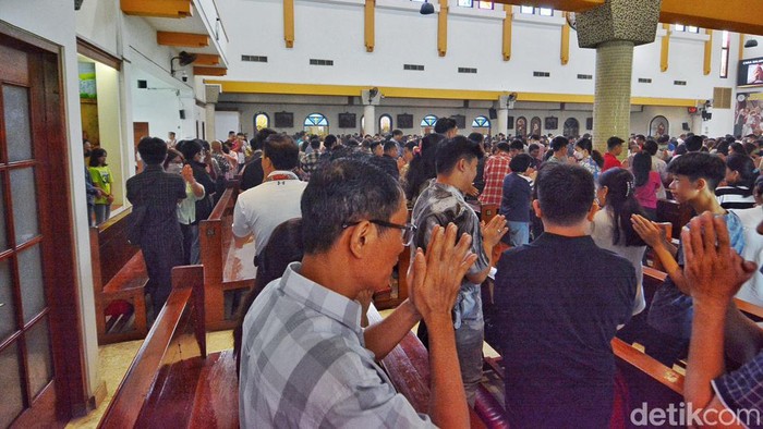 Potret Ribuan Jemaat Khidmat Ikuti Misa di Gereja Kristus Raja Surabaya