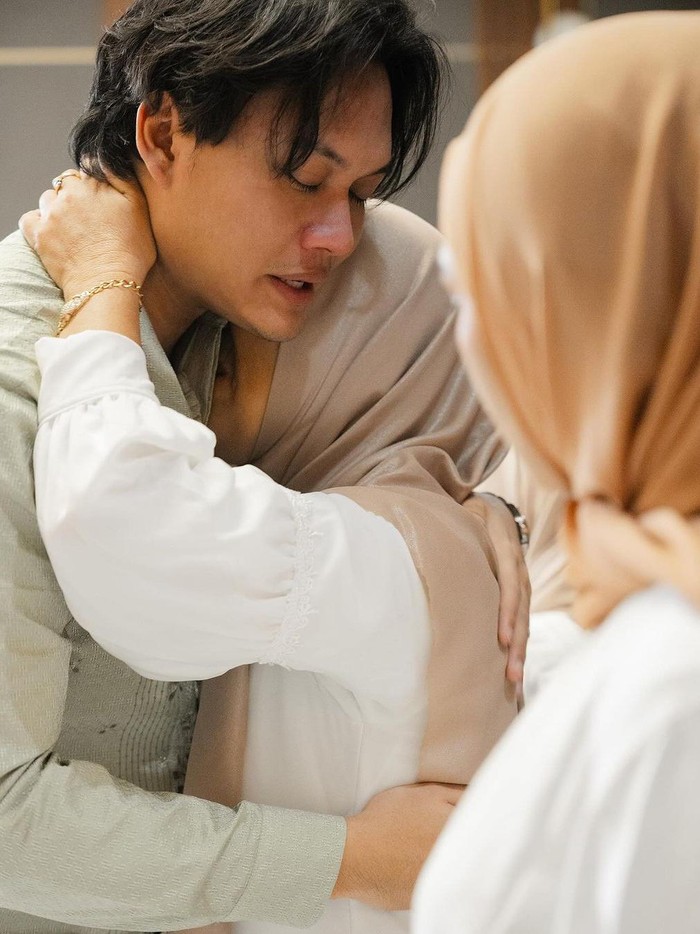 Intip Prosesi Pengajian Rizky Febian Jelang Nikahi Mahalini