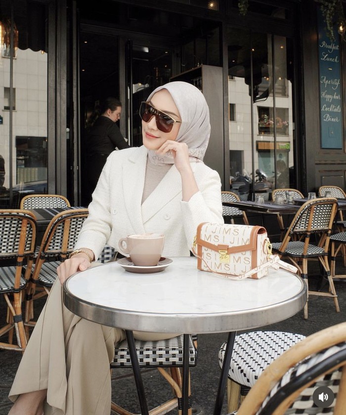 Gaya Modis Melody Prima Saat Ngopi dan Makan Pizza