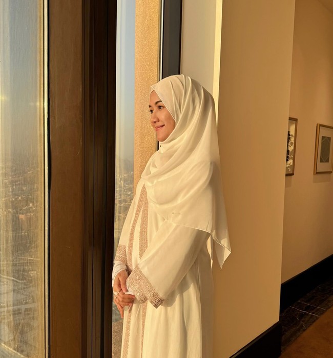 7 Gaya Erina Gudono Umrah saat Hamil, Pamer Foto USG Depan Kabah 7 Gaya Erina Gudono Umrah saat Hamil, Pamer Foto USG Depan Kabah