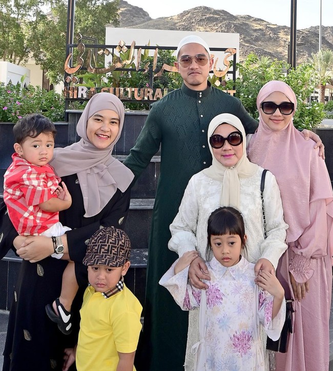 7 Gaya Erina Gudono Umrah saat Hamil, Pamer Foto USG Depan Kabah 7 Gaya Erina Gudono Umrah saat Hamil, Pamer Foto USG Depan Kabah