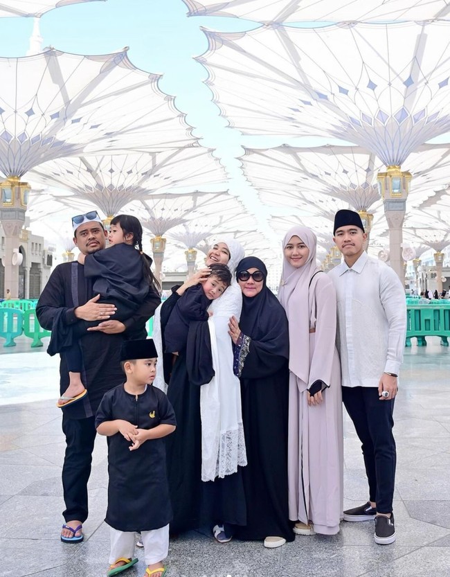 7 Gaya Erina Gudono Umrah saat Hamil, Pamer Foto USG Depan Kabah 7 Gaya Erina Gudono Umrah saat Hamil, Pamer Foto USG Depan Kabah
