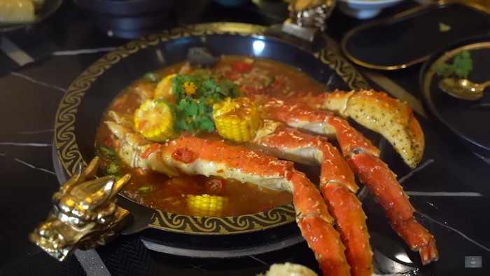 Wow! Nikita Mirzani Mukbang Kepiting Alaska Seharga Rp 14 Juta
