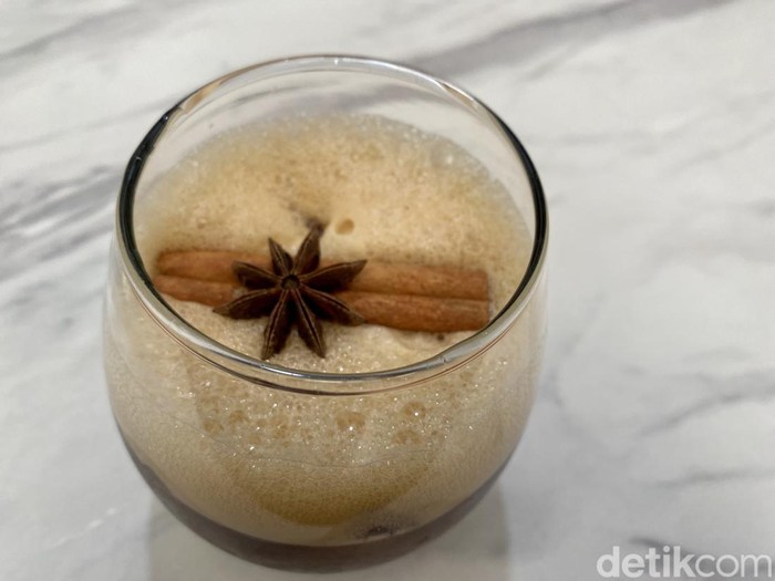 Sluurp! Uniknya Kopi Mocktail Gadis Kretek 'Dasiyah' di Kafe Slow Bar Ini