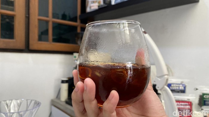 Sluurp! Uniknya Kopi Mocktail Gadis Kretek 'Dasiyah' di Kafe Slow Bar Ini