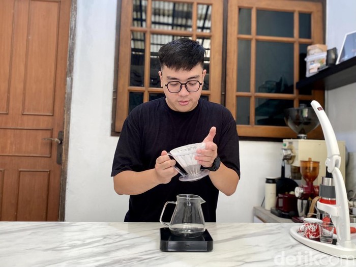 Sluurp! Uniknya Kopi Mocktail Gadis Kretek 'Dasiyah' di Kafe Slow Bar Ini
