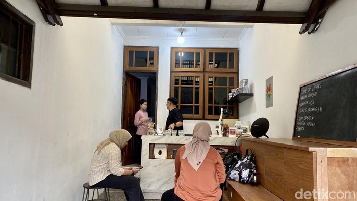 Sluurp! Uniknya Kopi Mocktail Gadis Kretek 'Dasiyah' di Kafe Slow Bar Ini