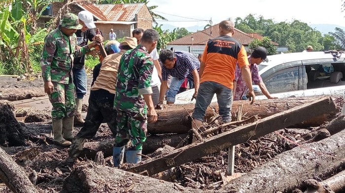 Proses Pencarian Evakuasi Korban Banjir Bandang Di Sumbar 18 Meninggal