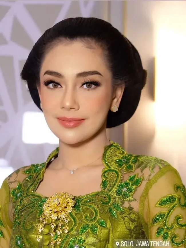 7 Potret Celine Evangelista Berkebaya di Ultah Putri Solo, Cantik nan Ayu