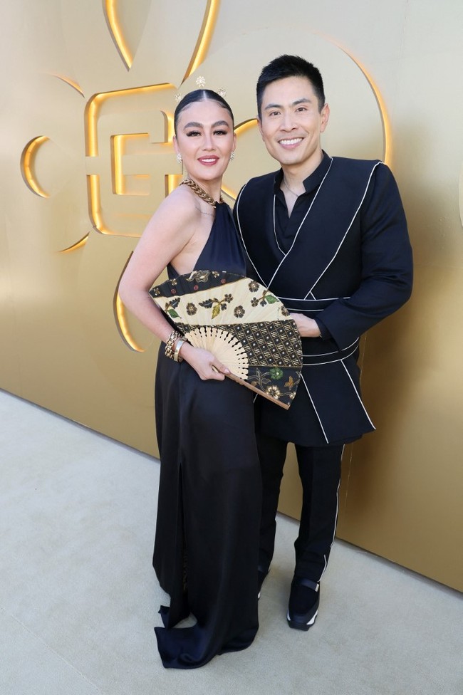 7 Potret Agnez Mo Pamer Kipas Batik di Red Carpet Bertabur Artis Hollywood