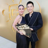 7 Potret Agnez Mo Pamer Kipas Batik di Red Carpet Bertabur Artis Hollywood