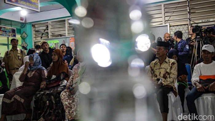 Isak Tangis Iringi Pemberian Santunan Korban Kecelakaan Bus di Subang