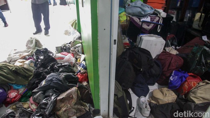 Keluarga Angkut Barang Korban Kecelakaan Bus di Subang