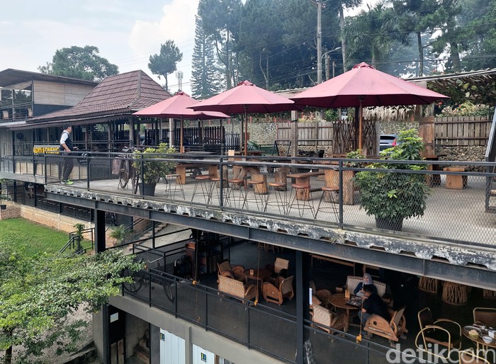 Kafe Koneng: Fasadnya Modern, Konsepnya Jadul, dan Ada Mini Zoo