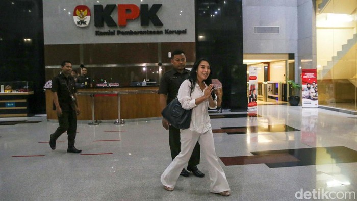Potret Biduan Nayunda yang Diperiksa 12 Jam oleh KPK soal Kasus SYL Potret Biduan Nayunda yang Diperiksa 12 Jam oleh KPK soal Kasus SYL