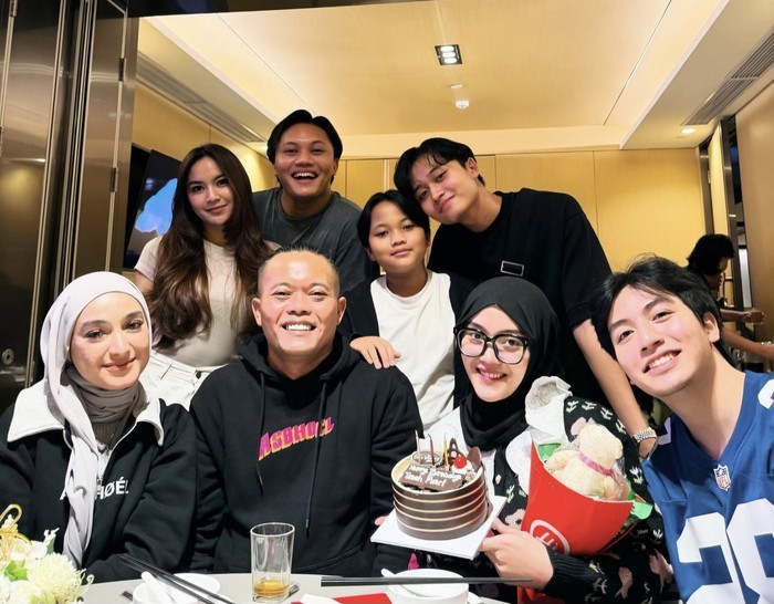 Santyka Fauziah dan Sule Romantis Makan Bareng hingga Suap-suapan