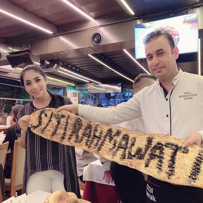 Siti KDI Kulineran di Restoran Salt Bae dan Resto Chef Burak