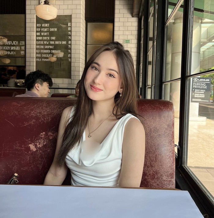 Cantiknya Laura Moane Saat Makan di Resto hingga Nongkrong di Kafe
