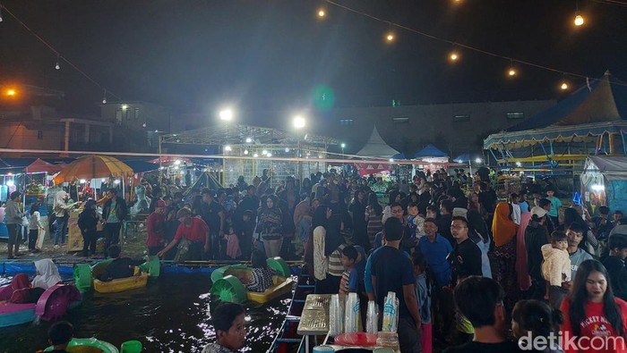 Meriahnya Pasar Malam di Pinggir Kota Cimahi