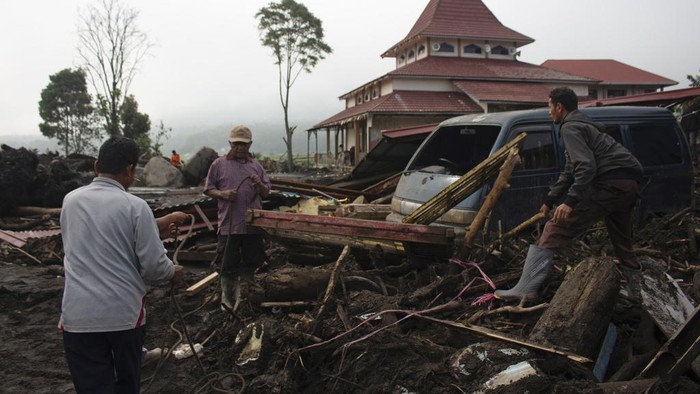 Porak-poranda Permukiman di Sumbar Diterjang Banjir Bandang