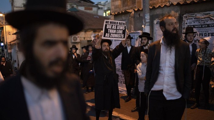 Tolak Zionisme, Yahudi Ultra-Ortodoks Bakar Bendera Israel