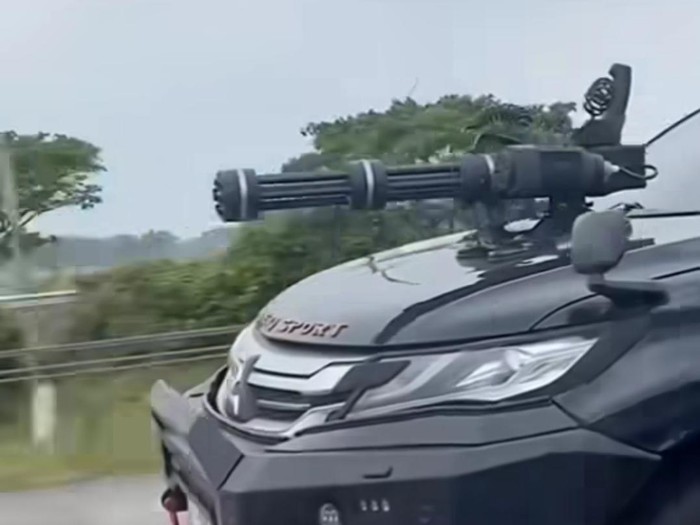 Polisi Tilang Pemilik Pajero Berstrobo-Pasang Gatling Gun Mainan di Kap ... Polisi Tilang Pemilik Pajero Berstrobo-Pasang Gatling Gun Mainan di Kap ...