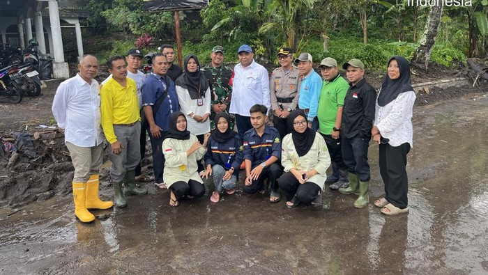 Wamenaker Serahkan Bantuan untuk Korban Banjir Lahar Dingin Sumbar