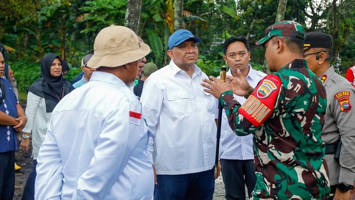 Wamenaker Serahkan Bantuan untuk Korban Banjir Lahar Dingin Sumbar