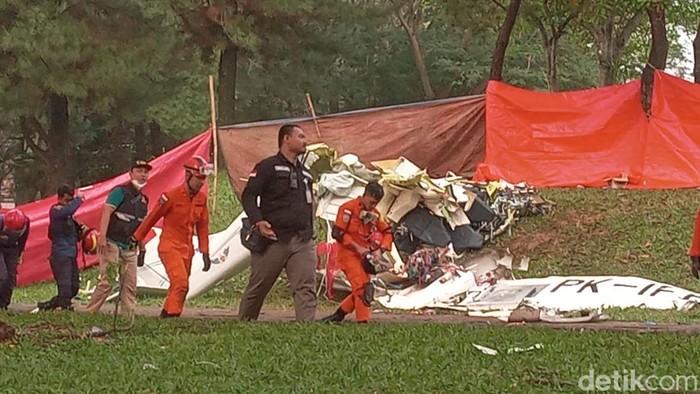 Ambulans Evakuasi Korban Kecelakaan Pesawat Jatuh di BSD Tangsel