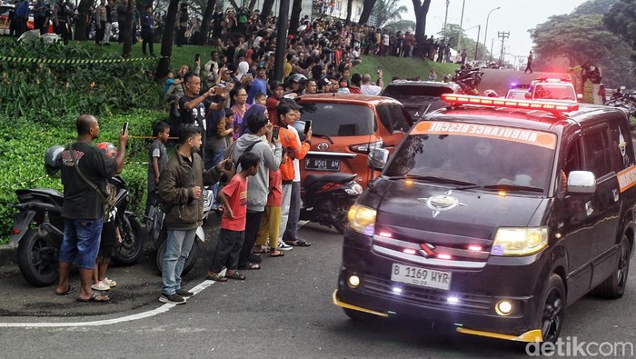 Ambulans Evakuasi Korban Kecelakaan Pesawat Jatuh di BSD Tangsel