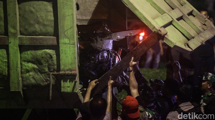 Potret Evakuasi Bangkai Pesawat Jatuh di BSD
