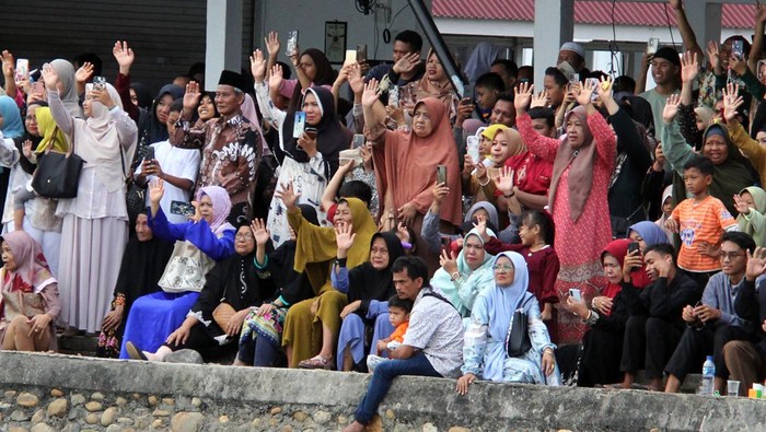 Momen Haru Pelepasan Jemaah Haji di Pelabuhan Dumai Momen Haru Pelepasan Jemaah Haji di Pelabuhan Dumai