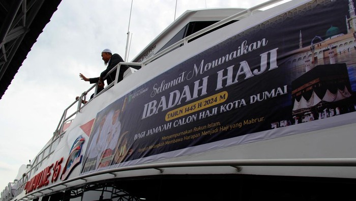 Momen Haru Pelepasan Jemaah Haji di Pelabuhan Dumai Momen Haru Pelepasan Jemaah Haji di Pelabuhan Dumai