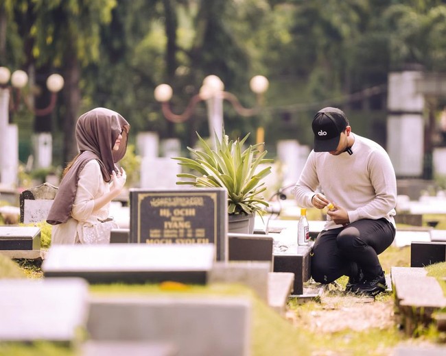 Foto Thariq Halilintar ke Makam Adjie Massaid Usai Lamar Aaliyah, Minta Restu