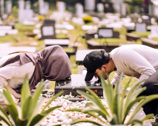 Foto Thariq Halilintar ke Makam Adjie Massaid Usai Lamar Aaliyah, Minta Restu