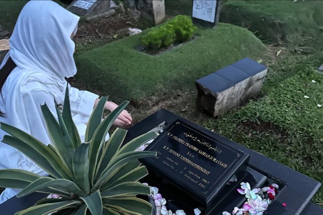 Foto Thariq Halilintar ke Makam Adjie Massaid Usai Lamar Aaliyah, Minta Restu