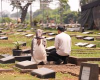 Foto Thariq Halilintar ke Makam Adjie Massaid Usai Lamar Aaliyah, Minta Restu