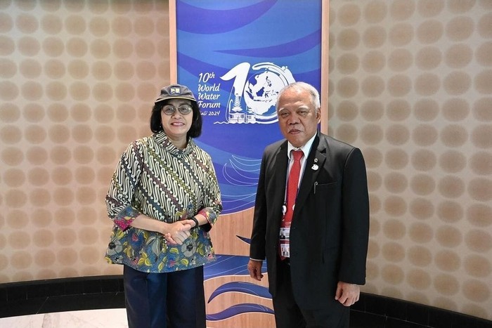 Momen Gemas Sri Mulyani dan Topi Legend Pak Bas