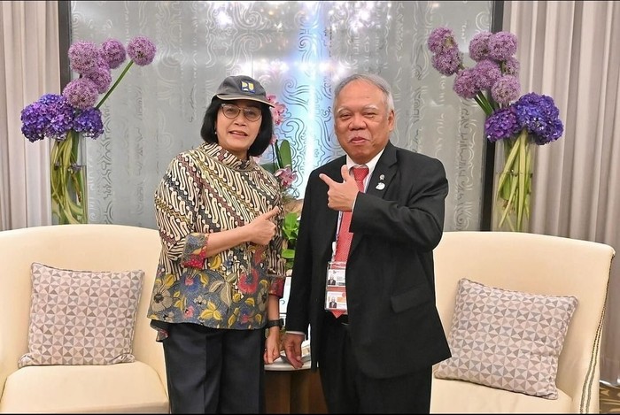 Momen Gemas Sri Mulyani dan Topi Legend Pak Bas