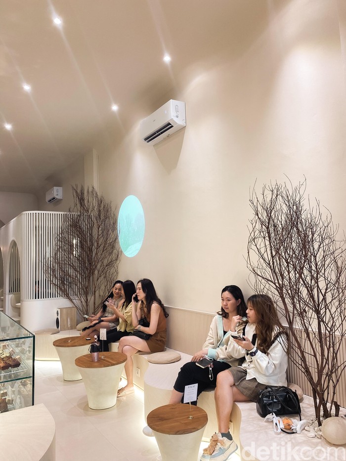 Kafe di PIK yang Punya Cream Coffee Enak Dilayani Barista Mirip Aktor Korea