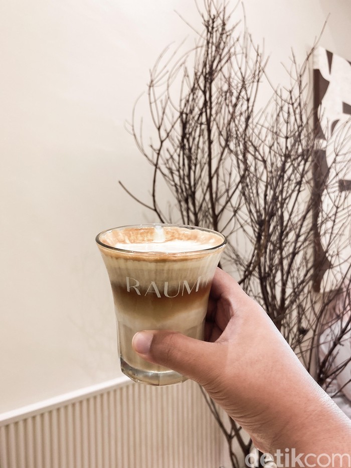 Kafe di PIK yang Punya Cream Coffee Enak Dilayani Barista Mirip Aktor Korea