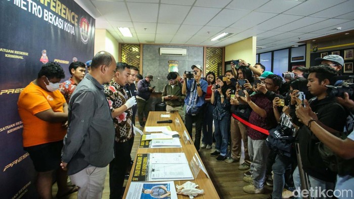 Berbaju Tahanan, Marketing Deka Reset Tertunduk Lesu