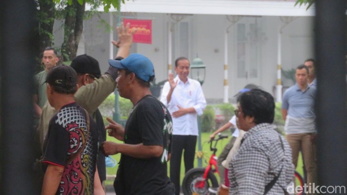 Potret Jokowi Bagi Bagi Bingkisan Bahan Pokok Di Jogja