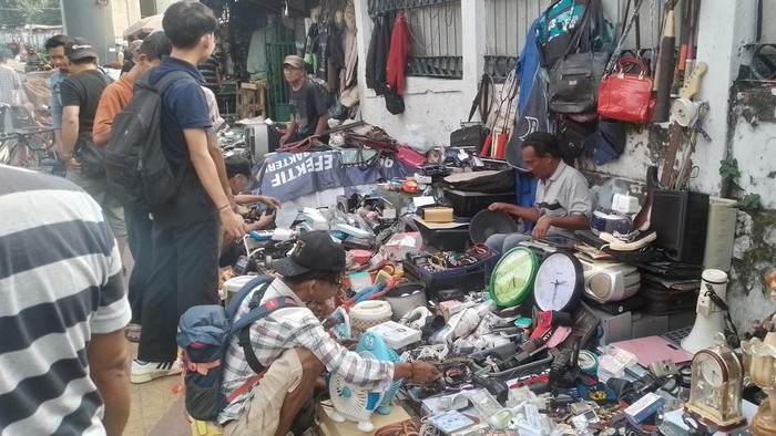Pasar Loak Kebayoran Lama Jadi Alternatif Wisata Belanja di Jakarta