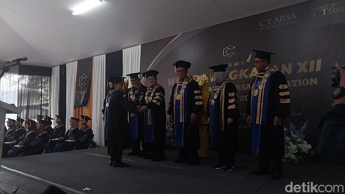Momen Siswa SMA CT Arsa Foundation Deli Serdang Jalani Wisuda Hari Ini