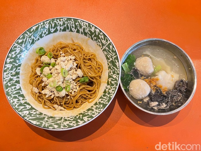 Slurpp! Mie Rumput Laut ala Bandung dengan Topping Beef Slice yang Juicy