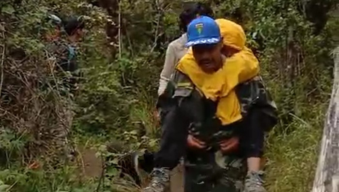 Momen Pendaki Wanita Hipotermia Di Gunung Bawakaraeng Dievakuasi Tim Sar