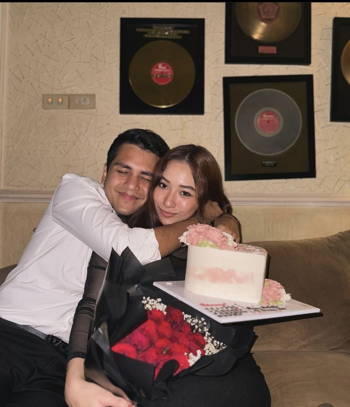 Romantis! Rizky Alatas dan Adzana Bing Slamet saat Sarapan hingga Dinner